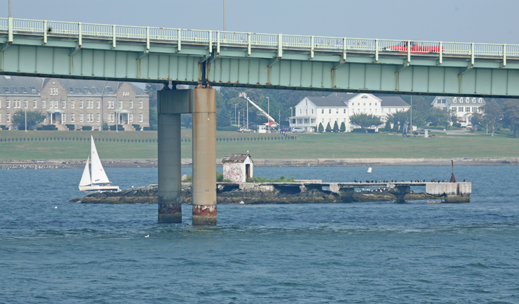 Gull Rocks Lighthouse, Rhode Island at Lighthousefriends.com